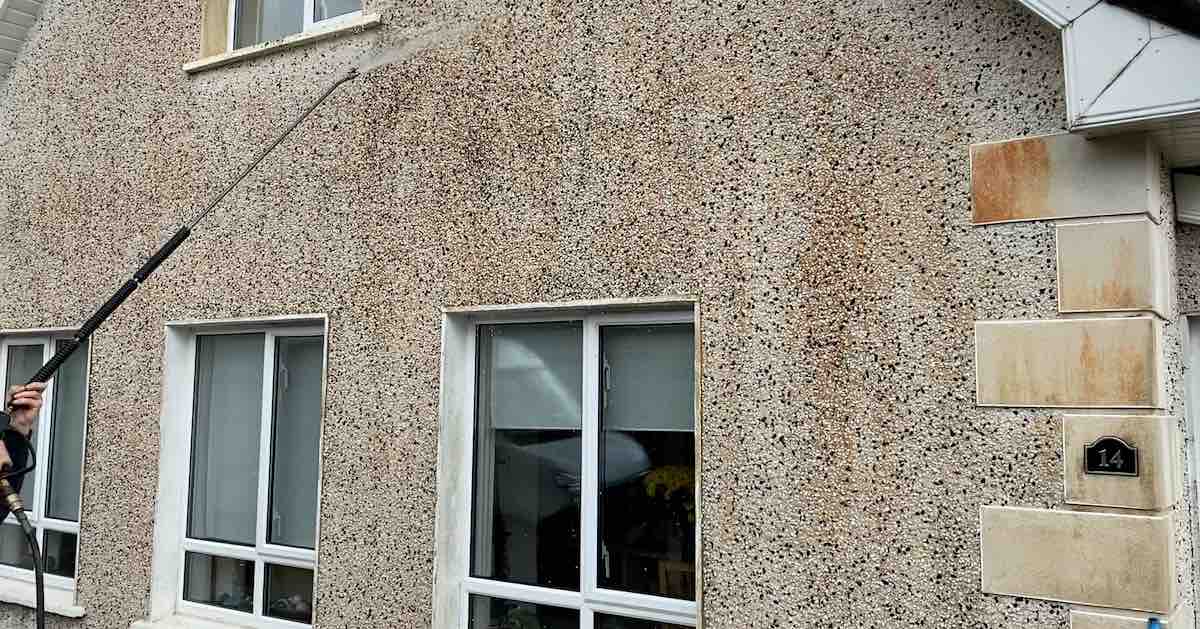 What's the most effective way to rinse dry dash (pebble dash) render a ...